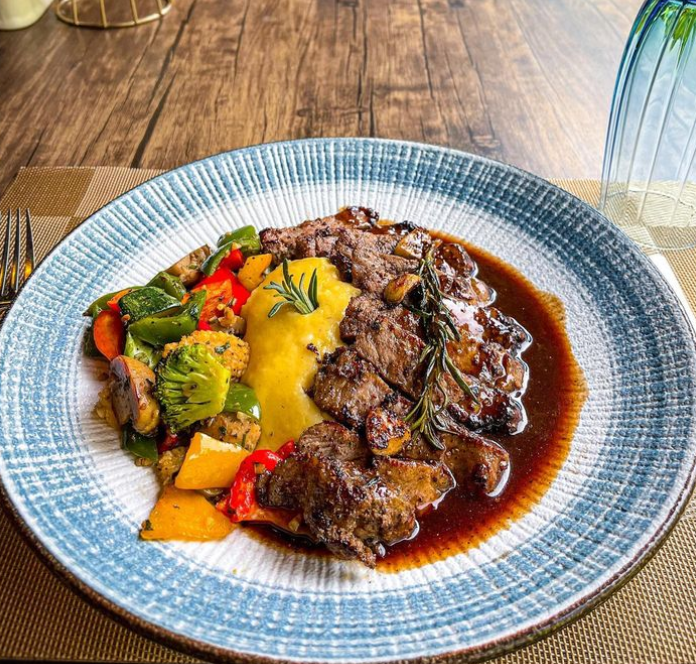 Restaurants in VI: Seven Spots to Visit on a ₦15K Budget | Zikoko!